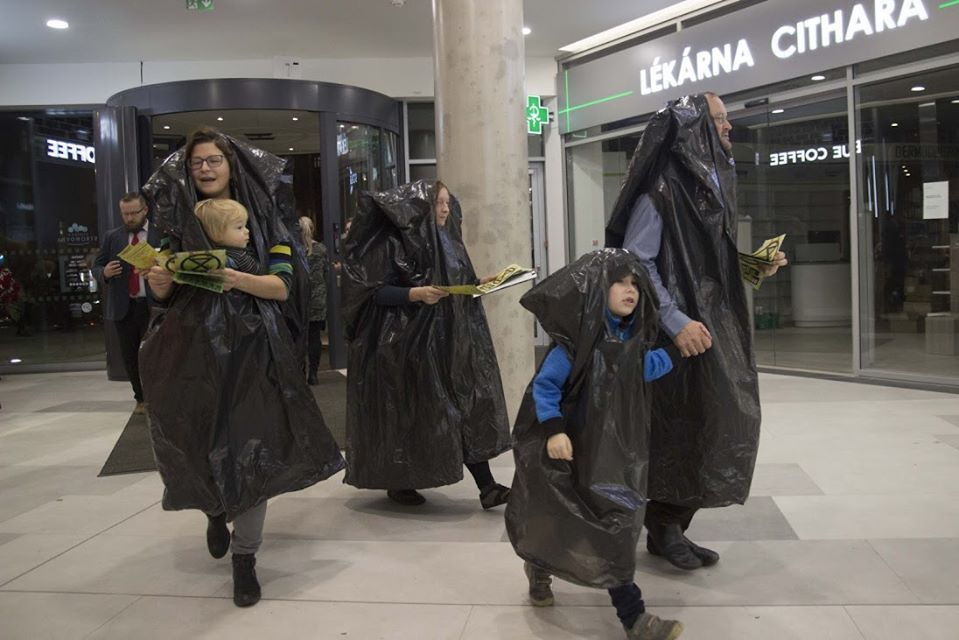 Akce: Otevření OC Stromovka v Praze | Extinction Rebellion Česká republika